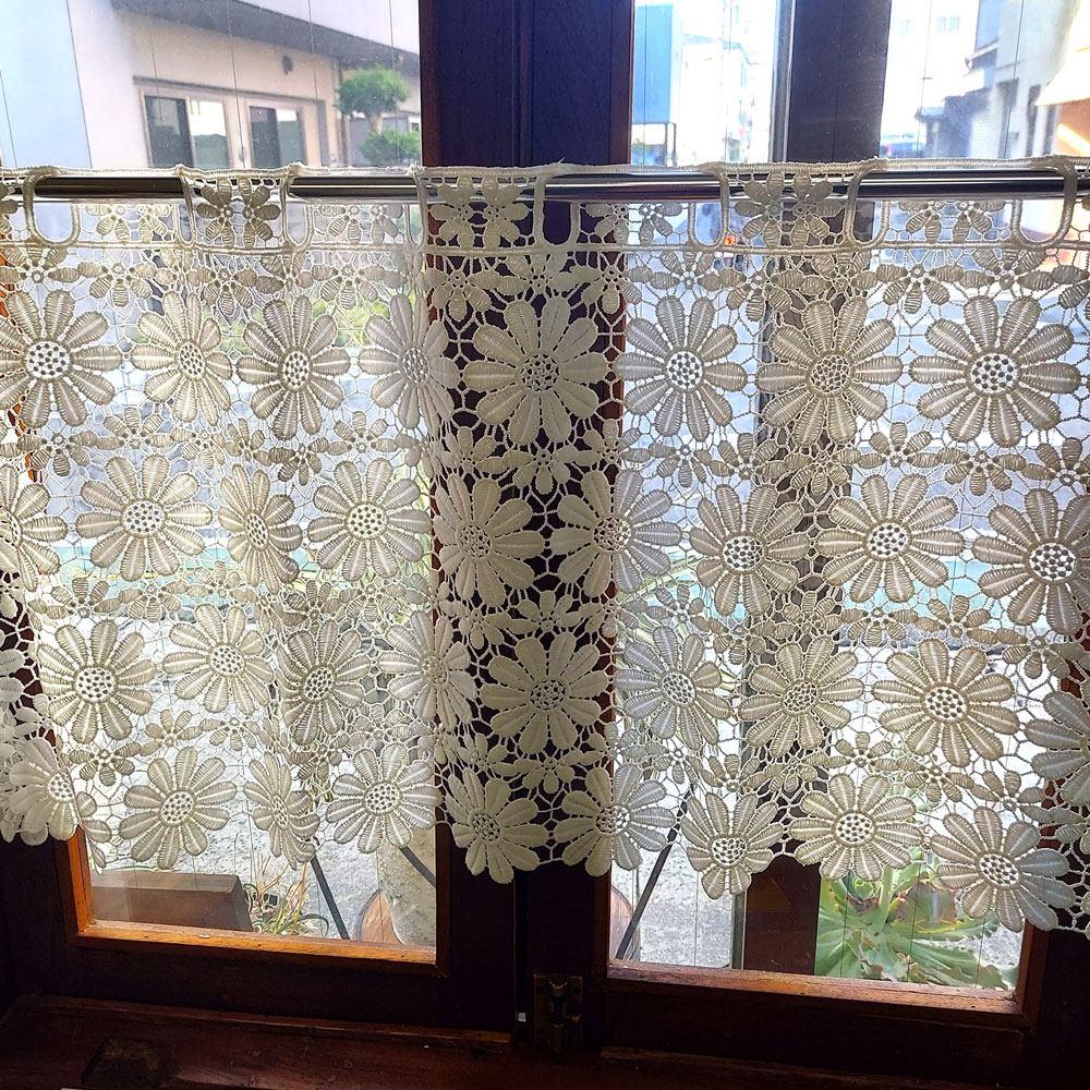 ■サイズ；横幅約80cmx縦約40 （横幅50cm〜70cmの窓にお勧めします。写真は、70cmにかけた状態です。） ■素材；ポリエステル100％　 ★ご家庭でお洗濯可能です