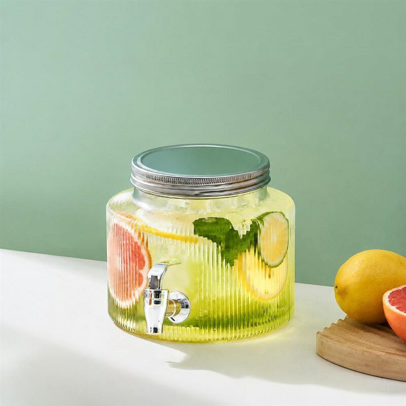 　　　 ◆◇◆売れている秘密◆◇◆ 【おしゃれなガラス瓶】透明度の高い高品位なガラス瓶は、中にいれたフルーツティーや自家製梅酒の色鮮やかさを美しく引き立てます。シンプルでされたデザインのドリンクディスペンサーは、食卓やホームパーティーの雰囲...
