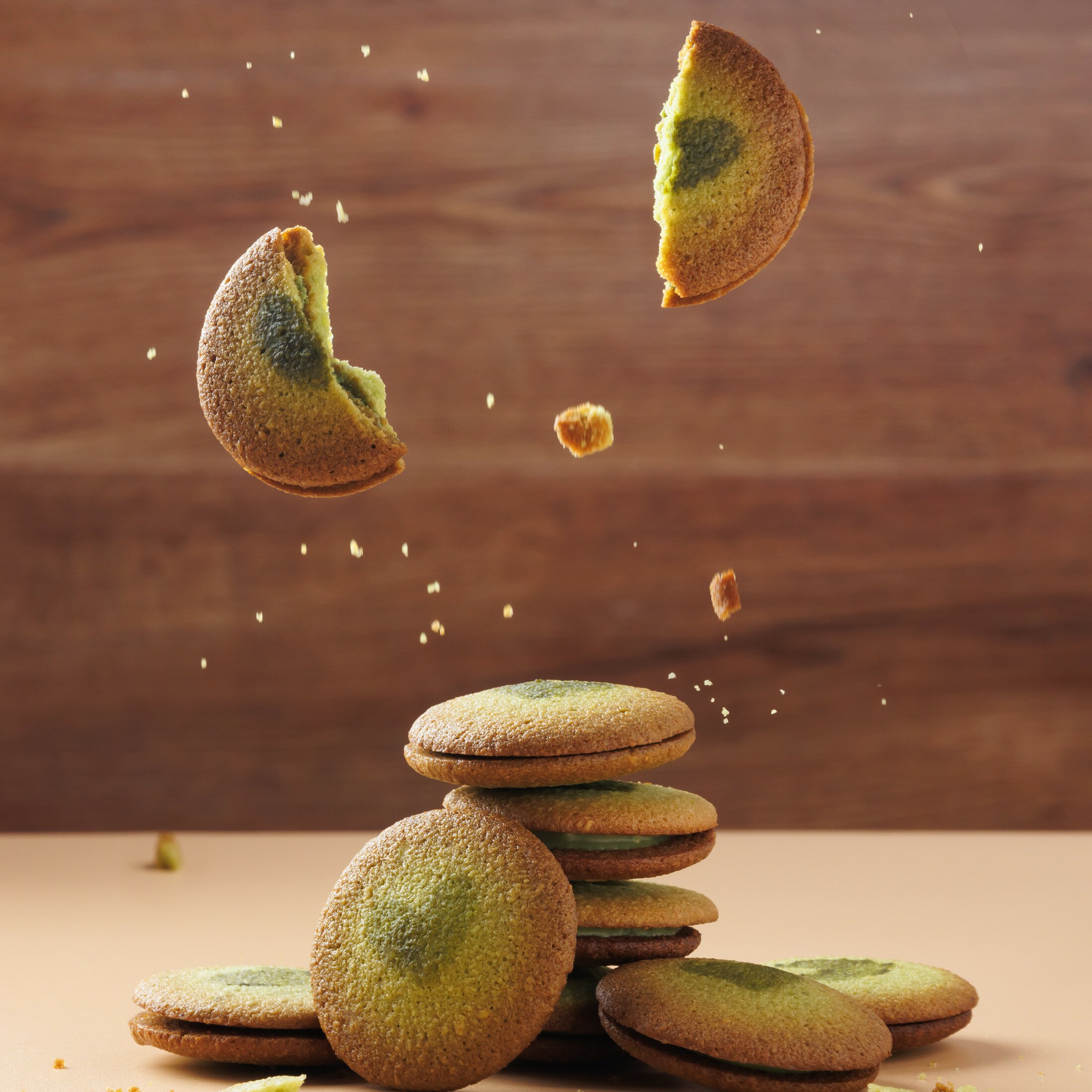 「ヴェールの小路　こみち」は、愛知県日進市の特産品であるプチヴェールを贅沢に使用したラングドシャです。プチヴェールはケールと芽キャベツを掛け合わせた野菜で、その独特な風味がこのお菓子に深みを与えています。さらに、愛知県産のきぬあかりという小...