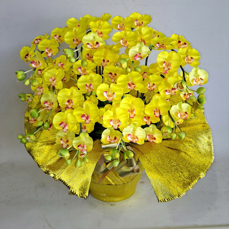 傘寿祝・胡蝶蘭　S　黄　7本立（造花）高45×幅45・光触媒 配送無料 幸せが飛んで来るといわれている花言葉。他使用材料胡蝶蘭 　　（ネット～引用） 立札もお付けしますので、お申込み下さい。 とてもリアルでとても長く花持ちがして長く飾り頂け...