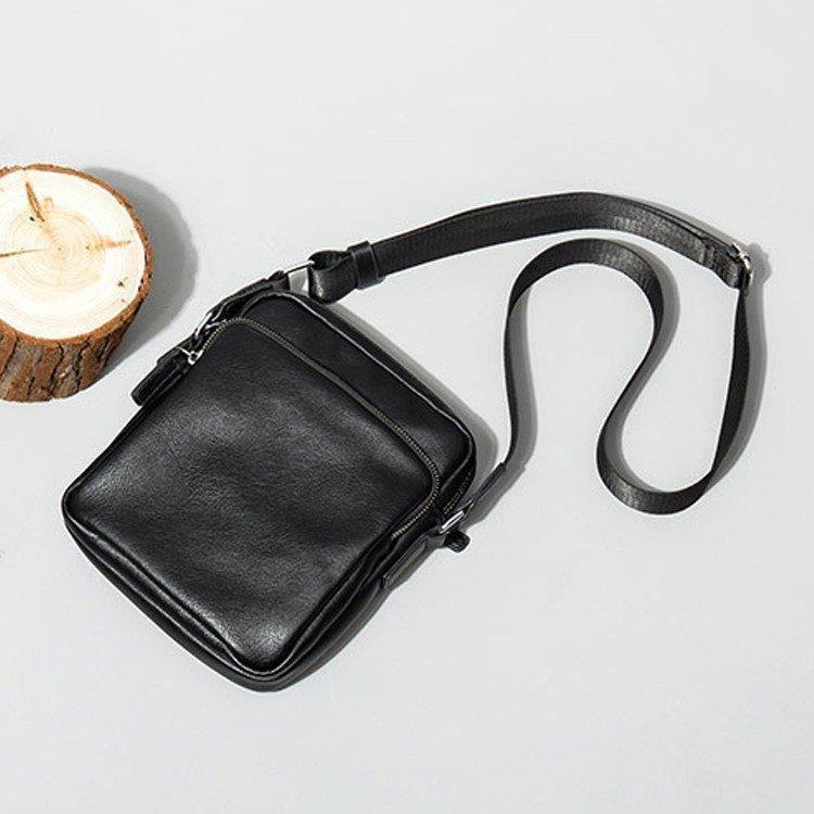 ミニショルダーバッグ メンズ ショルダーバッグ ミニバッグ シンプル キレイメ 小さめ バッグ レザー カバン 革鞄 合成皮革■サイズ：(約)W18×H23×D6cm[素材]合成皮革※画像の商品はサンプルです。実際の商品とは仕様、加工、サイ...
