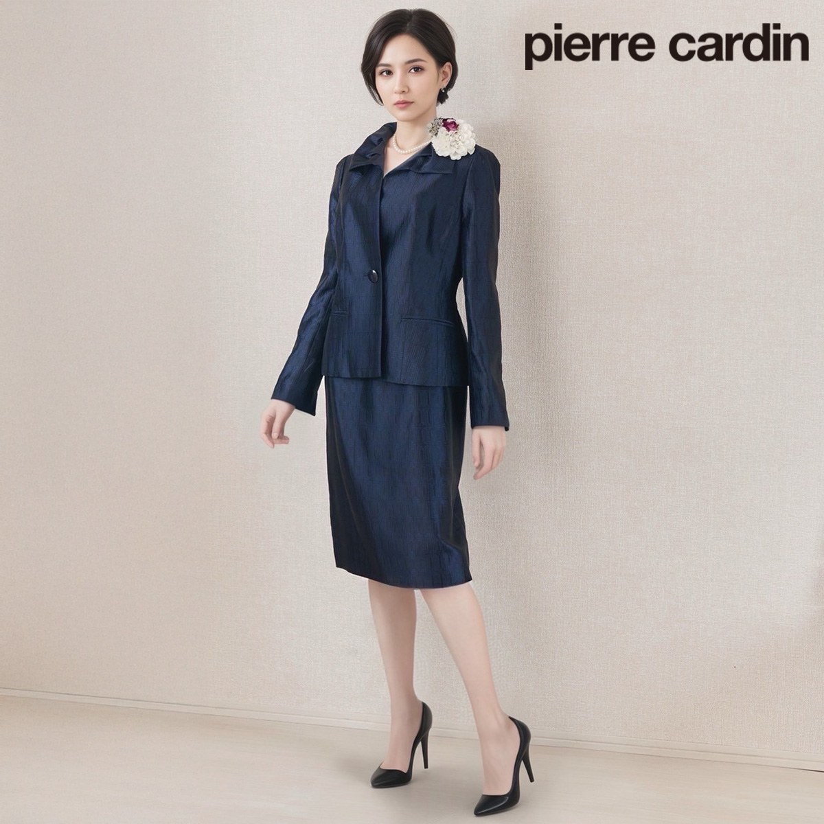 ◎Pierre cardin（ピエールカルダン）のジャガードタフタ　ワイヤー入りカラージャケットとタイトスカートのセレモニースーツになります。 ◆ブランド説明 【ピエール・カルダン】は、ファッションを楽しむ好奇心と、自分のアイデンティティを...