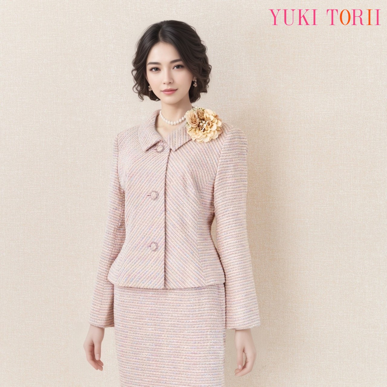 ● 商品について YUKI TORII（ユキトリイ）のシルク混ニットツイード ステンカラージャケットとタイトスカートのセレモニースーツになります。【ブランドについて】【ユキトリイ】は、日本が世界に誇る高級ファッションブランドです。美しいシル...