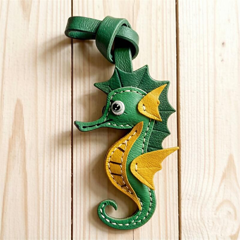 商品情報商品説明素材：本革加工：ハンドメイド（手作り）タイプ：キーホルダー / バッグチャームサイズ：約10cm × 約5cmコバはあえて塗装を施さず、革本来の風合いを活かしたナチュラルな仕上げにしています。丁寧に磨き上げることで、やさしく...