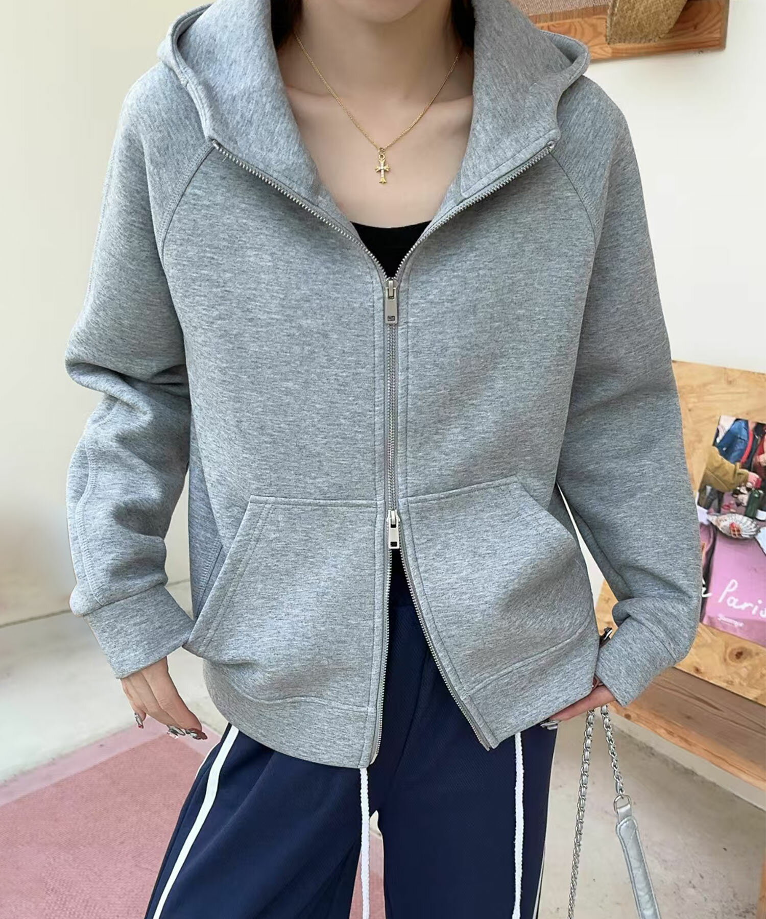 メーカー希望小売価格はメーカーカタログに基づいて掲載しています詳細 ■デザイン リラックス感のあるシンプルなジップアップバーカー。フロントジッパーで着脱しやすく、寒い季節でも快適。カジュアルなデザインで、日常使いに最適な万能アイテムです。 ...