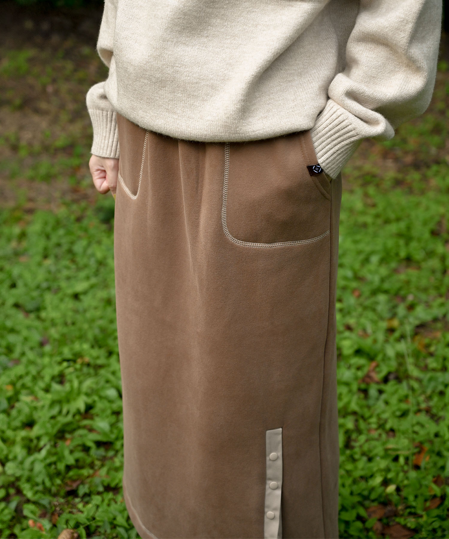 メーカー希望小売価格はメーカーカタログに基づいて掲載しています詳細【●ウエストはゴムで履きやすく、紐付きなので調節可能です。】【●裾にはスナップボタン付きのスリットがあるのでボタンを開ければ足捌きもラク。】【●脇ポケット付きで収納も◎】【●...