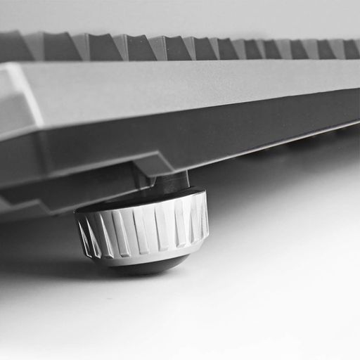 Hotlinegamesキーボードスタンド二世代です。傾斜を増加することで、入力がよりやすくなります。手首の疲労を軽減します。 人間工学に基づいた設計がされて、快適な操作を行うことがきます。 専用シールパッドつき、キーボードの滑りを防止しま...