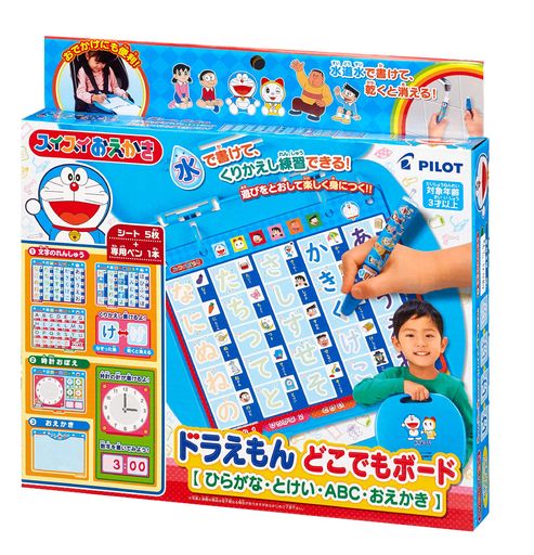 対象年齢:3才以上 セット内容:ボード本体、シート5枚、専用細書きペン1本 おでかけにも便利なコンパクトサイズ。 お水で書けて、繰り返し練習ができるドラえもんのどこでもボード。 楽しく何度もひらがな・とけい・ABC・おえかきのおけいこ。
