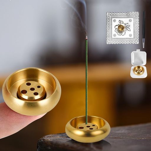 5穴香炉(真鍮製)x1 透明香炉収納ボックスx1(持ち運びや保管に便利です) 金属製ピンセットx1(お香のセットやお手入れにご利用いただけます) シルバーカラー香灰受けパッドx1(香灰の飛び散りを防ぎ、お掃除の手間を軽減します) ...