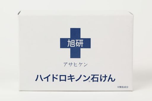 原産国:日本 内容量:80g スキンタイプ:全肌質対応 ハイドロキノンが石けんになりました。お肌の気になる黒ずみ、茶ずみをさっぱり。使い続けるごとに美迫が叶います。 まるで肌の消しゴム。 ハイドロキノン石けん