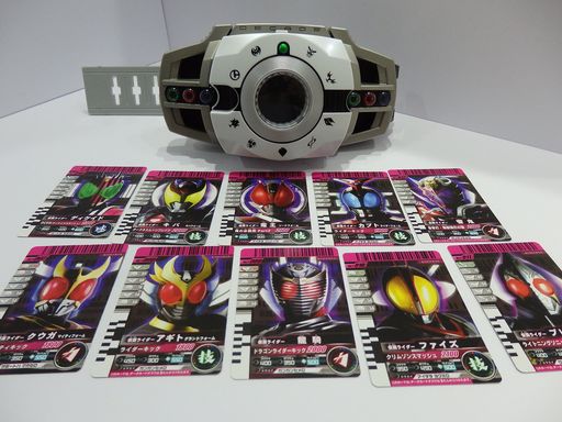 付属の10枚のカードで10人のライダーの変身音が発動。約60種のセリフ・サウンド内蔵。 <セット内容> ベルト本体、仮面ライダーカード10枚(仮面ライダークウガ、仮面ライダーアギト、仮面ライダー竜騎、仮面ライダーファイズ、仮面ラ...