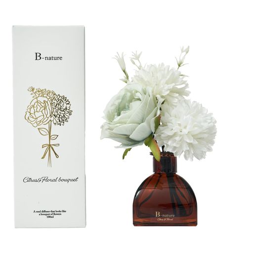 【商品仕様】サイズ:幅14x奥行16x高さ18cm、容量:100ml、成分:香料、溶剤、中国製 【まるでブーケのようなリードディフューザー】まるで花瓶にそっと生けられた美しい花のようなリードディフューザー。3本のインテリアフラワー(造花)が...