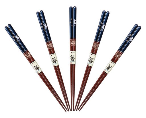 来客用・おもてなし用として備えておくと安心な、お箸のセットです。急な来客や家族が集まる場面でも、まとめて用意できて便利。家庭用の予備としても使いやすく、まとめ買いにおすすめです。 サイズ:約23cm 素材:木製 食洗機対応