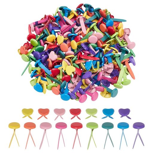 【ハート型と平円形のデザイン】ハート型と平円形のアイアンネイルは鮮やかな発色が特徴。開封時に広がるカラフルな組み合わせが、手作り作品に色彩の立体感を与え、様々な装飾ニーズに対応します。 【数とサイズ内容】ミニブラッド200個(2スタイル各1...