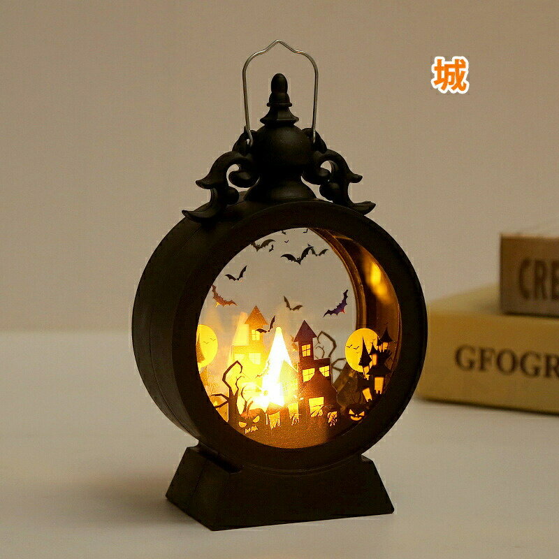 商品情報 【商品名】ハロウィン ランタン 【商品番号】b16 【商品仕様】 サイズ：9.5*15cm 給電方式：ボタン電池*3 ※AG13電池が3個必要です。お手数ですが別途ご購入くださいませ。 【商品詳細】 ハロウィン用の装飾ランタンは、...