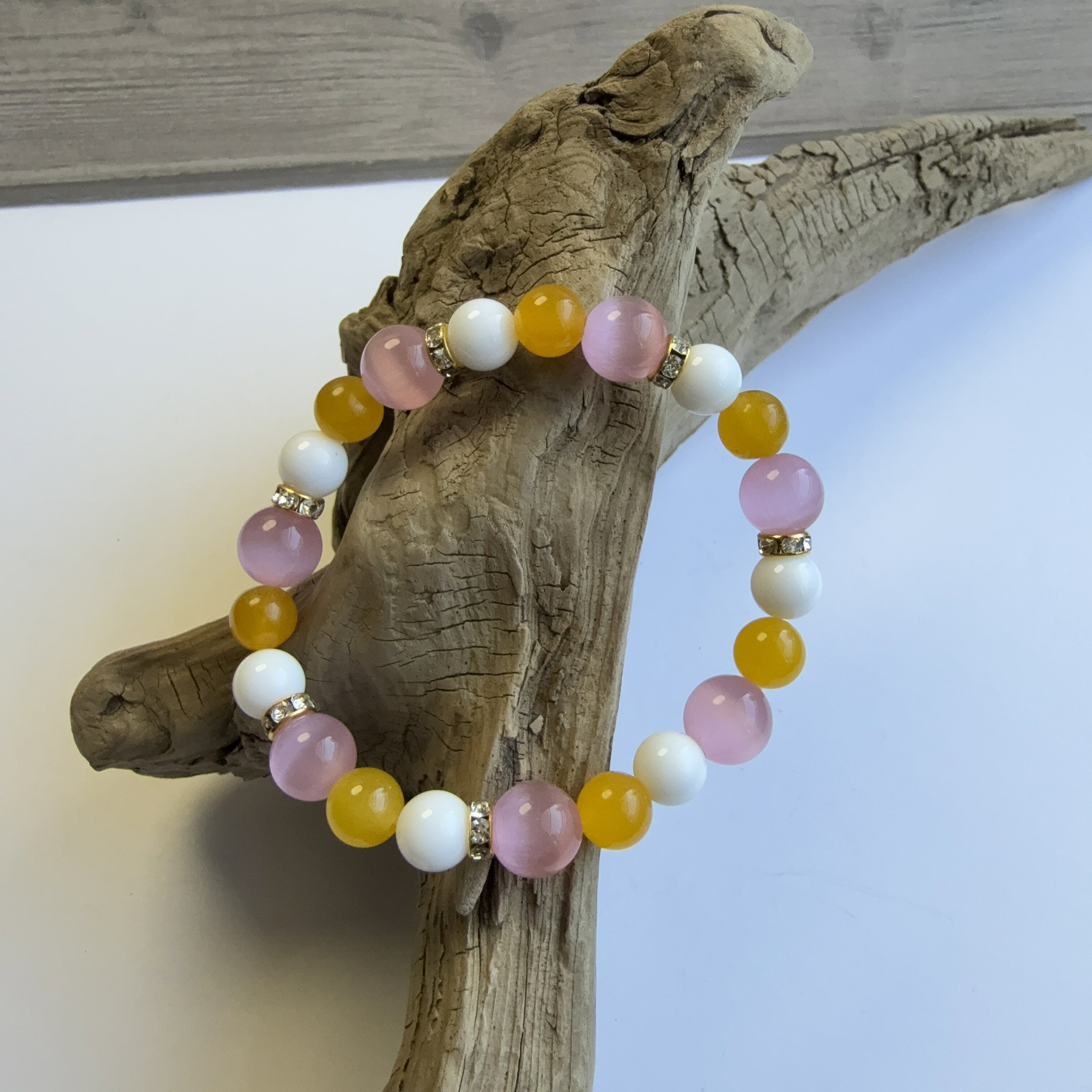 【品番】 037 【使用石】 ・キャッツアイ・ホワイトオニキス・イエローアゲート 【サイズ】 内径15.5cm（±0.5cm）外径22.0cm（±0.5cm） ※パソコン、モニターの環境によって若干色合いなどが変わることがございますので、ご...