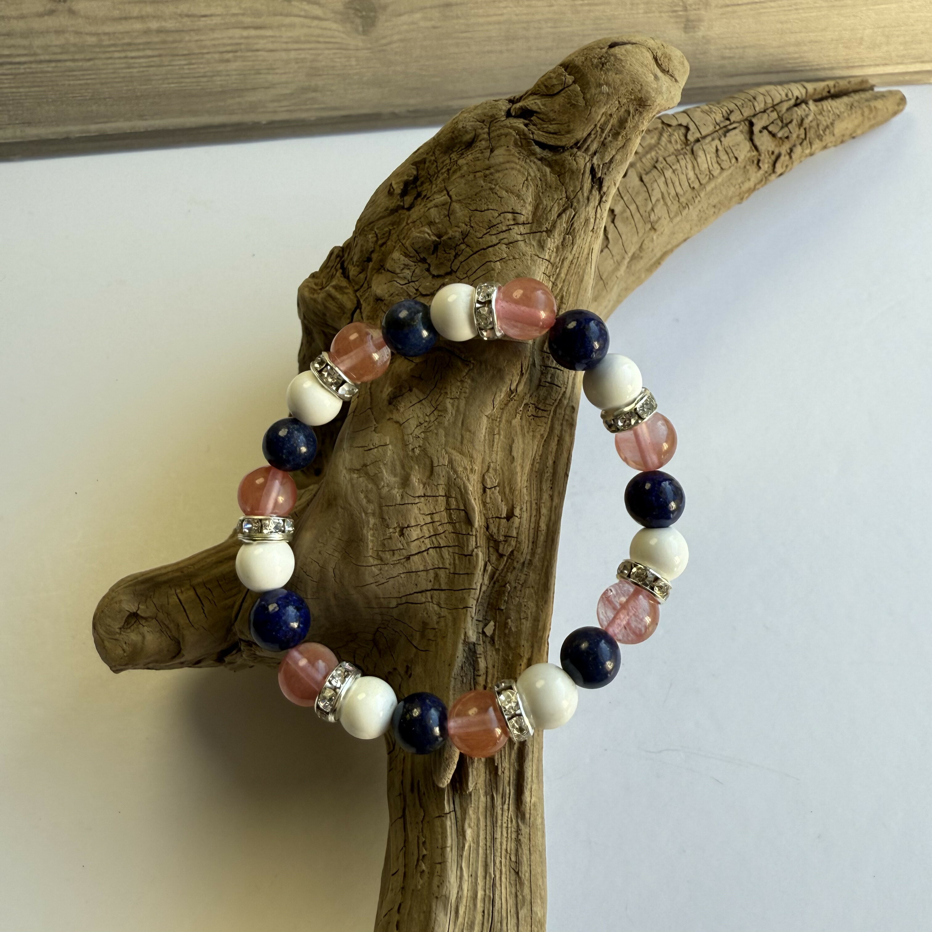 【品番】 046 【使用石】 ・チェリークォーツ・ソーダライト・ホワイトオニキス 【サイズ】 内径15.0cm（±0.5cm）外径20.6cm（±0.5cm） ※パソコン、モニターの環境によって若干色合いなどが変わることがございますので、ご...