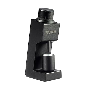 【中古】【未使用】珈琲空間 電動グラインダー RRGE-103 電動ミル 切れ味鋭いチタンコーティング刃 コニカル刃 ACアダプタ使用 PSE取得 静音 霧吹き付属 クリーニングブラシ付属 掃除簡単 日本語説明書 （ブラック）【メーカー名】...