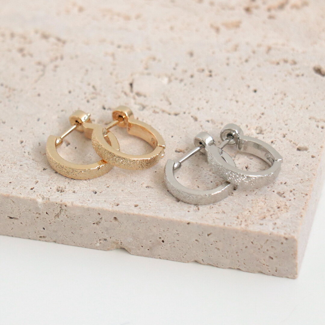 梨地仕上げのミニフープピアス。艶感を抑え大人な印象のピアスです。 [スムースタッチ] ポストとキャッチがなめらかにフィットして、片手でも簡単に装着できる新感覚のワンタッチピアスです。 キャッチが一体型なので無くしてしまう心配もなく日常使いで...