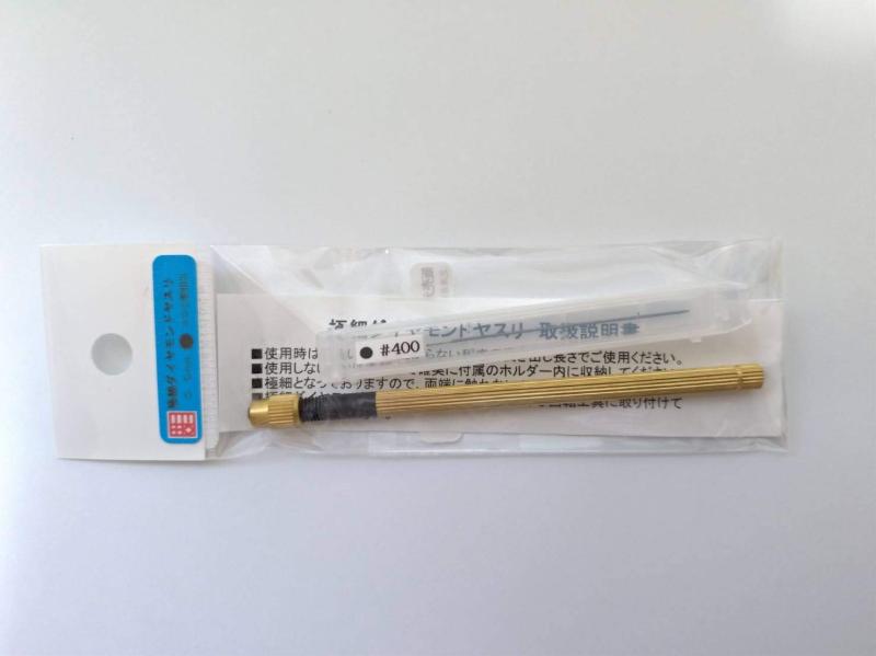 極細ダイヤモンドヤスリ　0.5mm　丸　400番相当 / スジボリ堂 / 工具素材狭小部専用の切削ツールです。付属のホルダーに装着し、先端をお好みの長さにして使用してください。