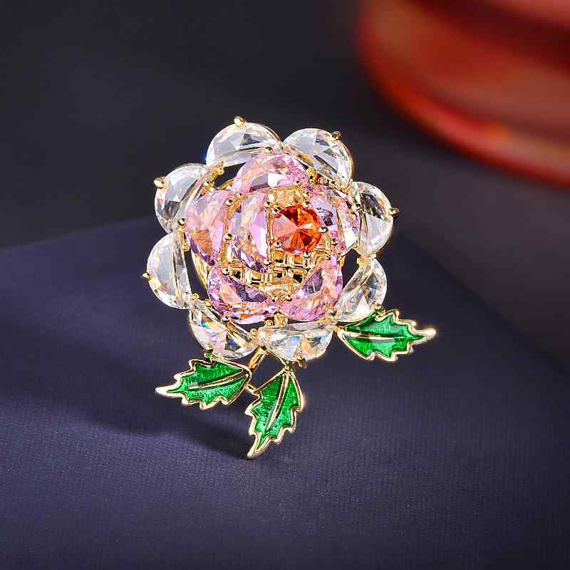 ・素材: 銅、ジルコニア・対象: レディース・デザイン: 花・加工: 電鍍・カラー展開: ピンク、パープル・機能: 記念、装飾、多機能、贈答、固定・スタイル: エレガント・スタイル分類: フレッシュ、スウィート・種類: ブローチ・流行要素:...