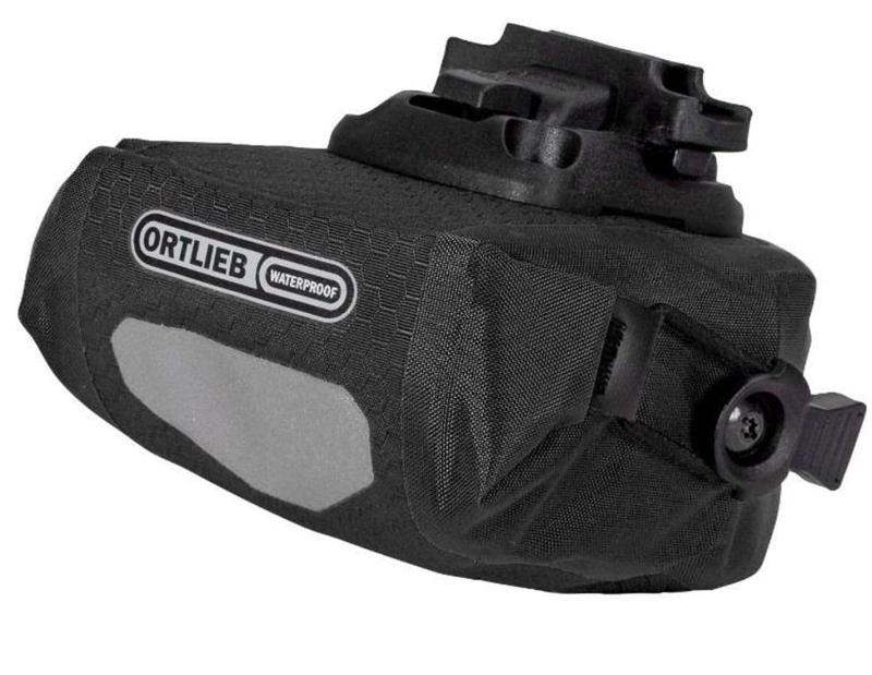 オルトリーブ(ORTLIEB) マイクロ2/0.8L ブラックマット軽量ロールクロージャータイプの小型防水サドルバッグ。 バッグ内部のナット頭部はフラットで、物の出し入れがしやすい仕様。 交換用チューブなど緊急キットを入れるのに最適な容量で...