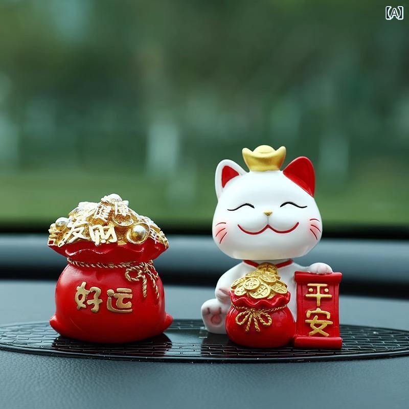 ・主な素材: プラスチック、樹脂・カテゴリ: 車用飾り・カラー展開: 福袋招き猫（平安）＋赤福袋、福袋招き猫（招財）＋赤福袋、桜猫ペア（平安＋喜楽）＋赤福袋、桜猫ペア（平安＋喜楽）＋金福袋・ギフトシーン: 結婚祝い、誕生日、旅行記念、引越し...