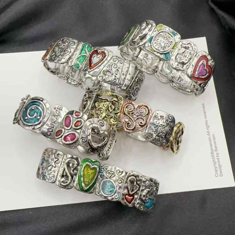 ・カテゴリ: ブレスレット・スタイル: 文芸レトロ・素材: 合金・形状: ハート・カラー展開: 青、ピンク・対象: 女性・ギフトシーン: 旅行記念