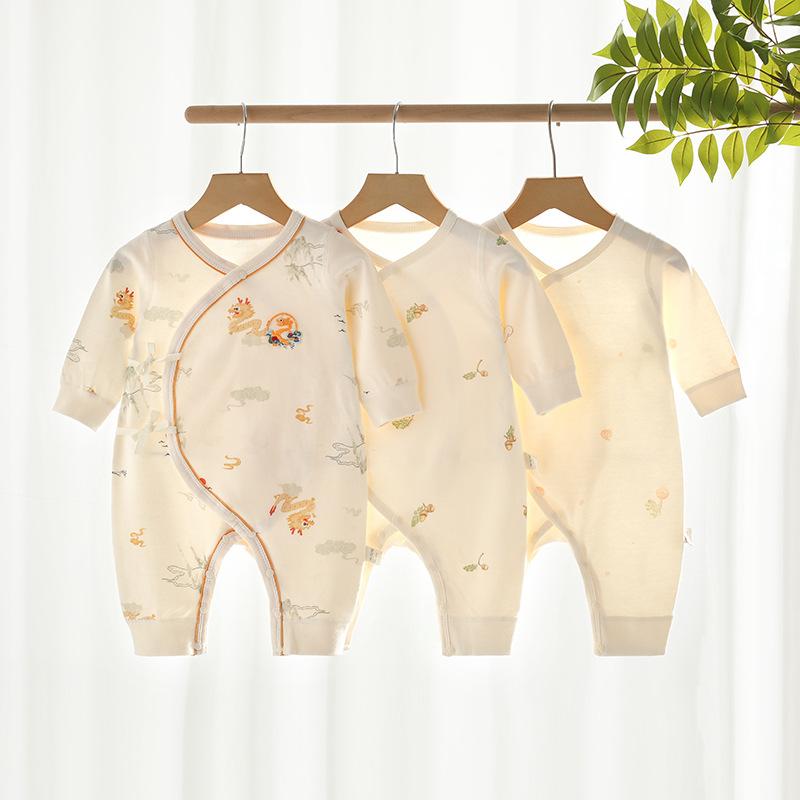 ・対象年齢: 新生児 (0～1歳、80cm以下)・性別: ユニセックス・袖丈: 長袖・厚さ: 普通・主な素材: 綿100%・留め具: 1つボタン・スタイル: 中国風・タイプ: 蝶々ロンパース・カラー展開: 龍行龘龘バタフライロンパース、ラビ...