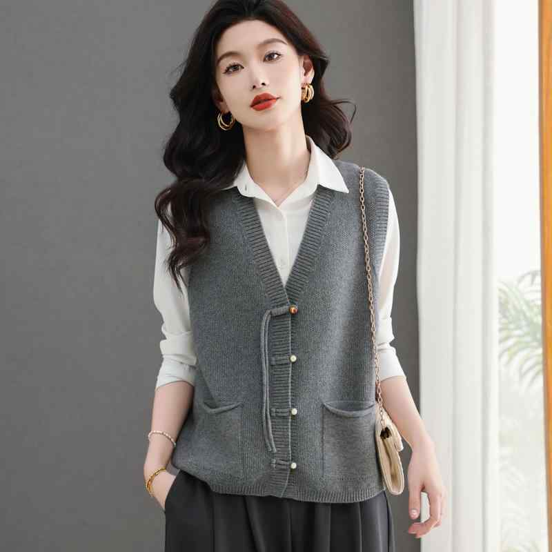 ・カテゴリ: ベスト・スタイル: エレガント・着丈: 普通丈・ネックライン: Vネック・柄: 無地・デザイン: ボタン・素材: ニット・主な素材: アクリル 30-49%、ポリエステル 30-49%・カラー展開: ライトグレー、ダークパープ...