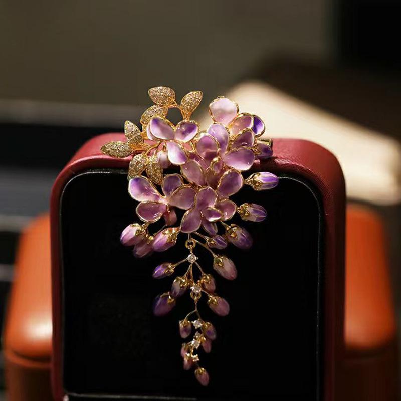 ・素材: 銅・加工方法: 滴油加工・カラー: 紫・モチーフ: 藤の花・機能: 記念、装飾、多機能、ギフト、固定・スタイル: 高級感、ファッション通勤・対象: 男女兼用・カテゴリ: ブローチ