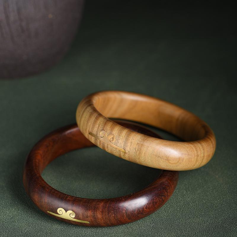 ・カテゴリ: ブレスレット・スタイル: オリジナルデザイン・主な素材: 紅木・加工方法: マイクロパヴェ・デザイン要素: 如意錠・カラー展開: 血檀、緑檀・デザインテイスト: 民族調