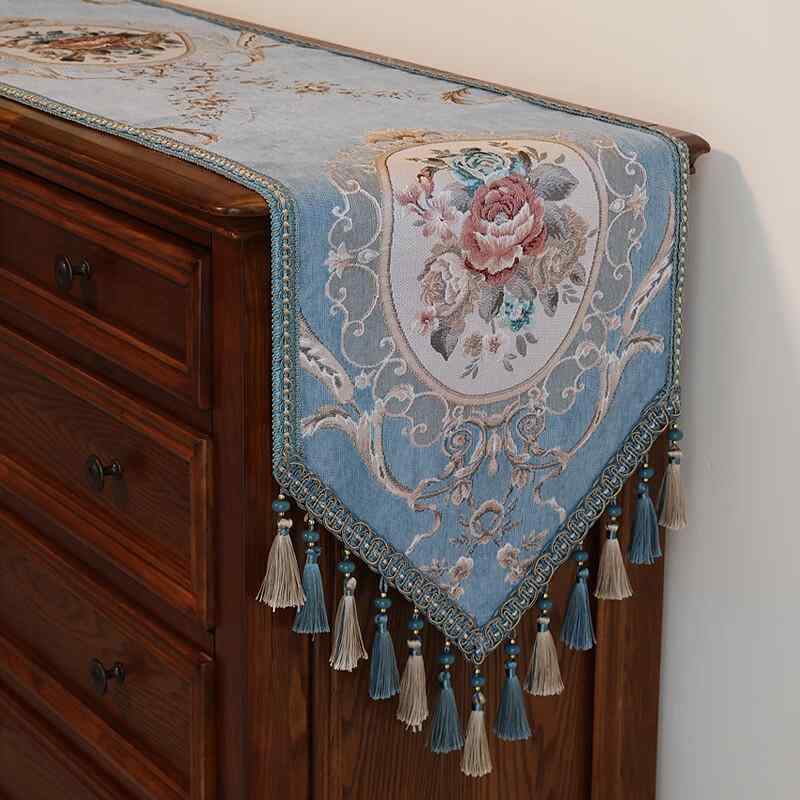 ・カテゴリ: テーブルランナー・スタイル: ヨーロピアン・素材: シェニール・柄: 植物花柄・カラー展開: ホワイト、オフホワイト、スカイブルー、マルチカラー・サイズ展開: 35cm×160cm、35cm×180cm、35cm×210cm、...