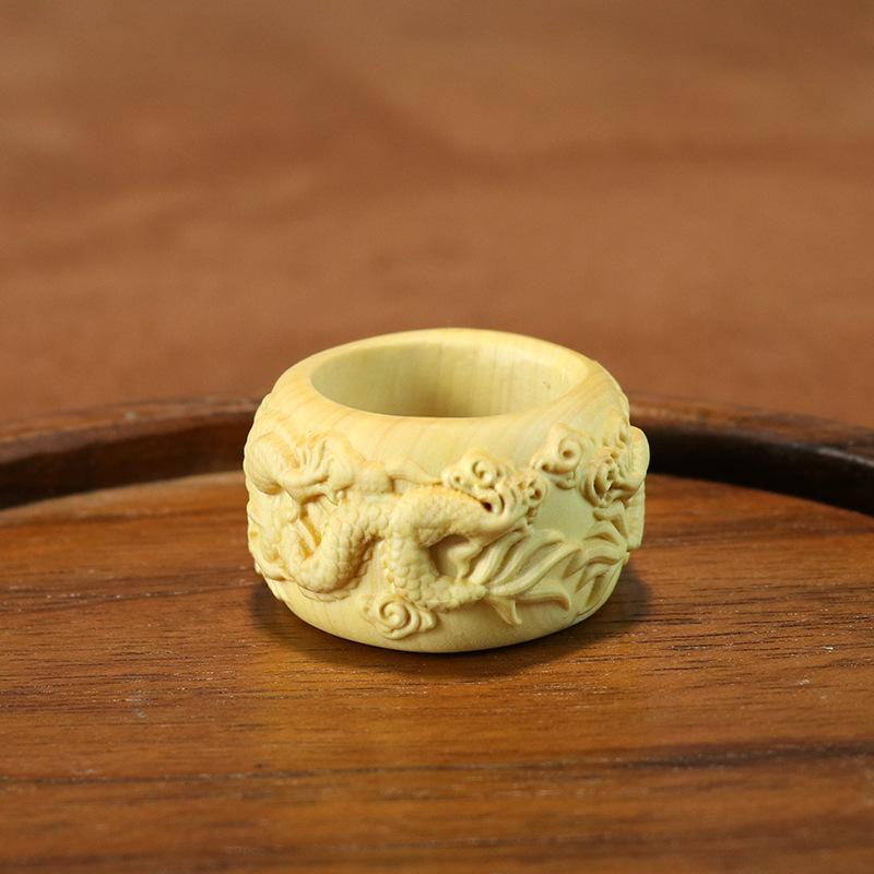 ・種類展開: 龍の指輪 (アンティーク風), 龍の指輪 (ツゲの木風)・サイズ: 内径22mm・素材: ツゲの木・スタイル: モダンチャイニーズ・工芸: 彫刻・用途: 個人用ギフト