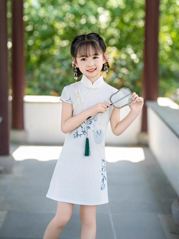 ・カテゴリ: 子供用旗袍（チャイナドレス）・唐装・民族衣装・性別: 女の子・スタイル: 旗袍・主な素材: レース・主な素材含有量: 50%・柄: 竹・安全レベル: B類・生地の厚さ: 普通・カラー展開: アイボリー、薄緑色・サイズ展開: 1...