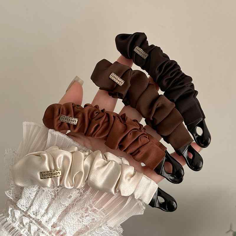 ・カテゴリ: ヘアアクセサリー・素材: 布・スタイル: 縦型クリップ・製法: ハンドメイド・ヘアクリップ分類: バナナクリップ・カラー展開: レトロレッド、ブラック、ベージュ、ライトブラウン、ダークブラウン・トレンド要素: ストレート・テイ...