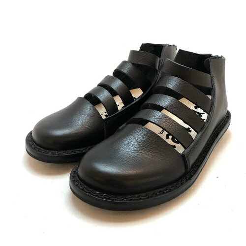 →trippen[トリッペン]トップページへ trippen[トリッペン]/SKIPPER-WAW[スキッパー]　うしろジッパーのグラディエーターシューズ 4本ベルトが印象的なシューズです。 トリッペンらしい丸みのあるフォルムです。 後ろジ...