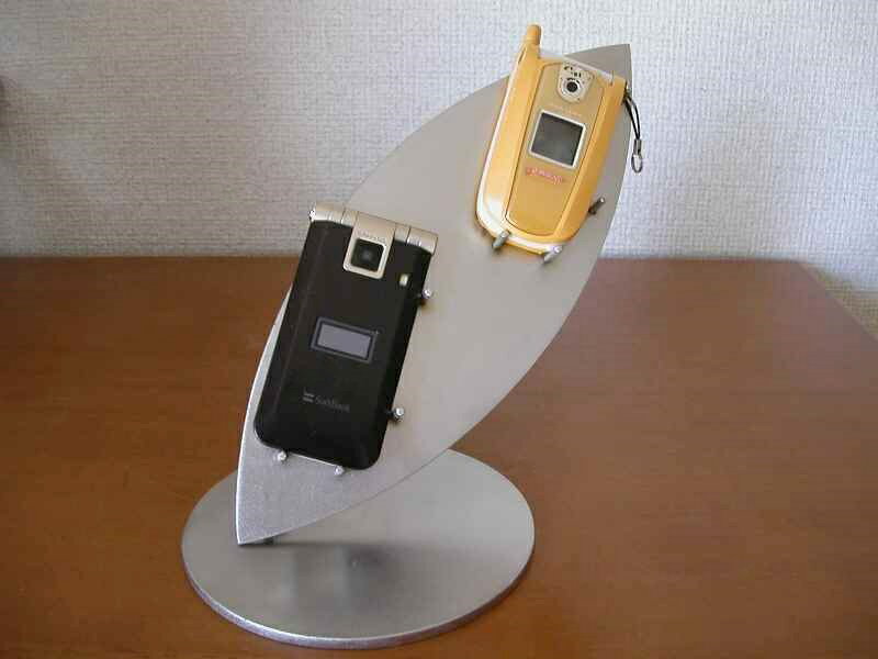 サイズ 横幅20cm、奥行き14cm、高さ18cm 材　質 ステンレス 色 ステンレス部分：シルバー色 商品説明 ◎ハンドメイドのステンレス製携帯電話スタンドです。 ◎ステンレスは丁寧にヘアライン＆サテン仕上げを施しておりますので大変綺麗で...