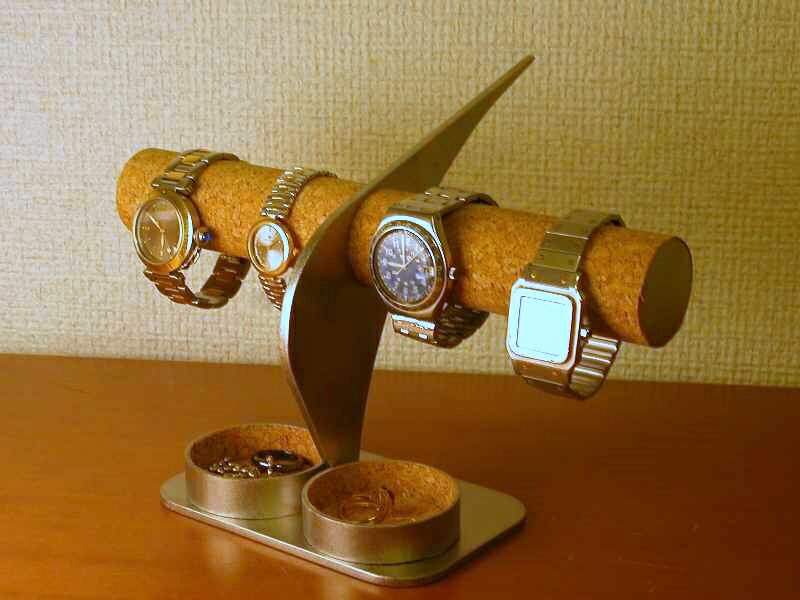 サイズ 横幅26cm、奥行き16cm、高さ18cm 材　質 ステンレス、コルクシート、木製リングスタンド 色 ステンレス部分：シルバー色 商品説明 ◎ハンドメイドのステンレス製腕時計スタンドです。 ◎ステンレスは丁寧にヘアライン＆サテン仕上...