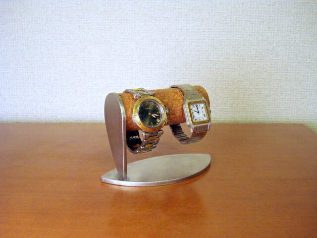 サイズ 横幅14cm、奥行き6.5cm、高さ8.5cm 材　質 ステンレス、コルクシート 色 ステンレス部分：シルバー色 商品説明 ◎ハンドメイドのステンレス製腕時計スタンドです。 ◎ステンレスは丁寧にヘアライン＆サテン仕上げを施しておりま...