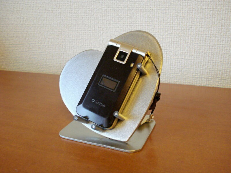 サイズ 横幅13cm、奥行き9cm、高さ11.5cm　 材　質 ステンレス 色 ステンレス部分：シルバー色 商品説明 ◎ハンドメイドのステンレス製携帯電話スタンドです。 ◎ステンレスは丁寧にヘアライン＆サテン仕上げを施しておりますので大変綺...