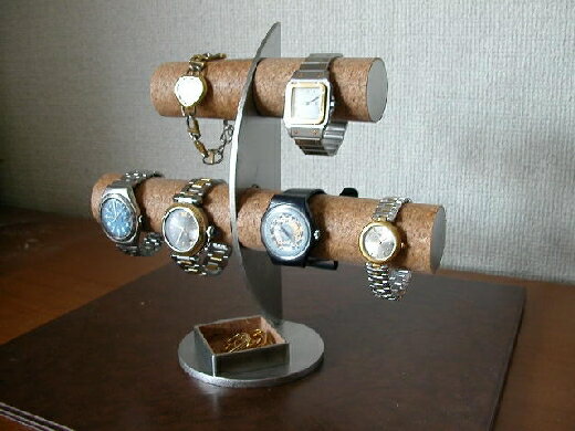 サイズ 長さ26cm、奥行き12cm、高さ22cm 材　質 ステンレス、コルクシート 色 ステンレス部分：シルバー色 商品説明 ◎ハンドメイドのステンレス製腕時計スタンドです。 ◎ステンレスは丁寧にヘアライン＆サテン仕上げを施しておりますの...