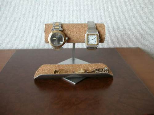 サイズ 長さ18cm、奥行き15cm、高さ10.5cm 材　質 ステンレス、コルクシート 色 ステンレス部分：シルバー色 商品説明 ◎ハンドメイドのステンレス製腕時計スタンドです。 ◎ステンレスは丁寧にヘアライン＆サテン仕上げを施しておりま...