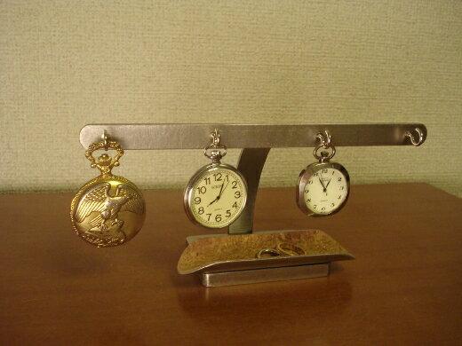 サイズ 長さ24cm、奥行き7cm、高さ11cm 材　質 ステンレス、（底面）コルクシート 色 ステンレス部分：シルバー色 商品説明 ◎ハンドメイドのステンレス製懐中時計スタンドです。 ◎ステンレスは丁寧にヘアライン＆サテン仕上げを施してお...