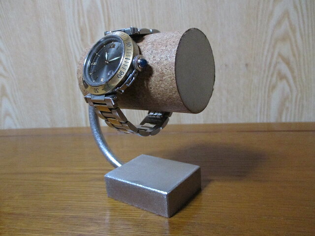 サイズ 長さ9cm　奥行き4.27cm　高さ10cm　パイプの径4.4cm 　　 材　質 ステンレス、コルクシート 色 ステンレス部分：シルバー色 商品説明 ◎ハンドメイドのステンレス製腕時計スタンドです。 ◎ステンレスは丁寧にヘアライン＆...