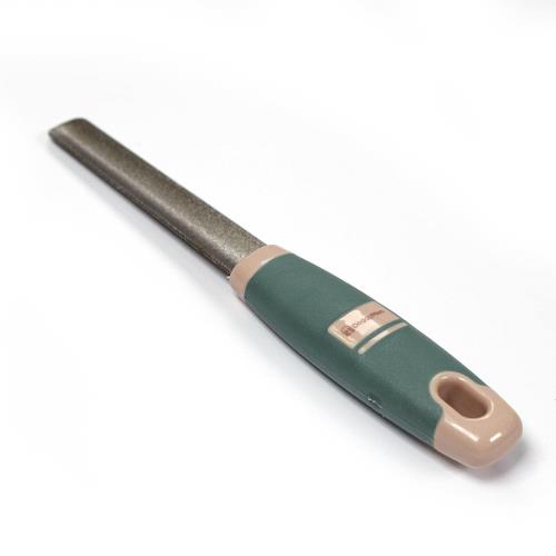 爪先を丸くなめらかに使いやすく研ぎやすい爪やすり。 どの方向へも動かしても研げるモンドヤスリ 爪に沿って研ぎやすいカーブ形状 日ごろのお手入れに、爪切り後のカット面に、便利な本格的爪やすり。 ドギーマンのペット美容室。犬用。ラバーグリップ・...