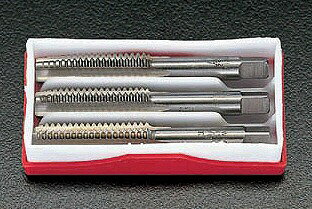 ●＜セット内容＞…3本組●呼び：M2.5×0.45（先）●呼び：M2.5×0.45（中）●呼び：M2.5×0.45（仕上）●材質…SKS_2●JISIII級●全長…44mm●(■)幅…2.5mm　