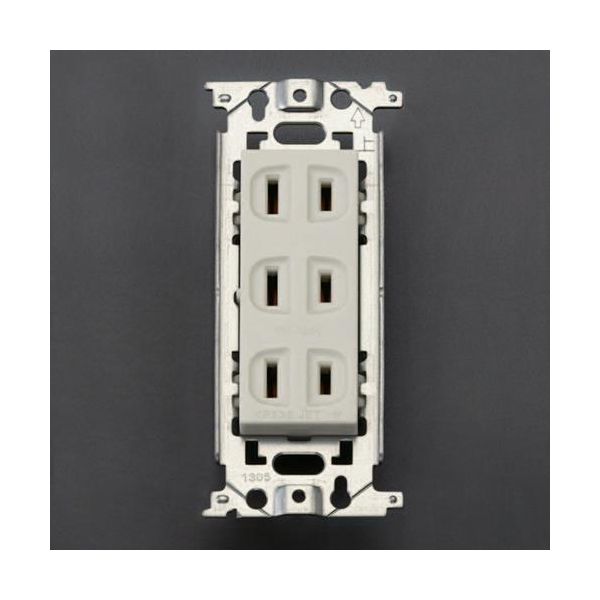 エスコメーカーお問い合わせ：06-6532-6226●定格容量…15A 125V●差込み口…3個●サイズ（コンセント部）…48×110×23.3(D)mm●フルカラー3個用プレート適合●適用電線…φ1.6、2mm　Cu単線専用●速結式ねじな...
