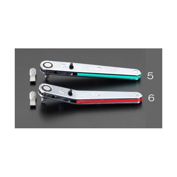 エスコメーカーお問い合わせ：06-6532-6226●六角シャンク…1/4”●ラチェットハンドル…110mm●ハンドル差込部にマグネット付●ラチェット左右切替式●ビット…(＋)＃2、(−)6mm●ビット使用時でも厚さ21mmの薄型ヘッド部分...