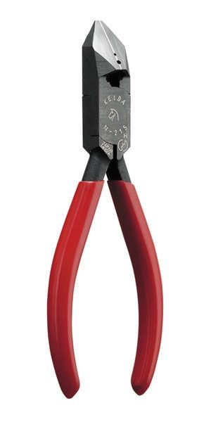 電気・通信等、配線工事の決定版。 長い間、電気や通信などのプロたちに愛用されています。配線の皮むき、ステープルの取り外しなど、理想の角度とヘッドのサイズで作業効率は、はかどります。　